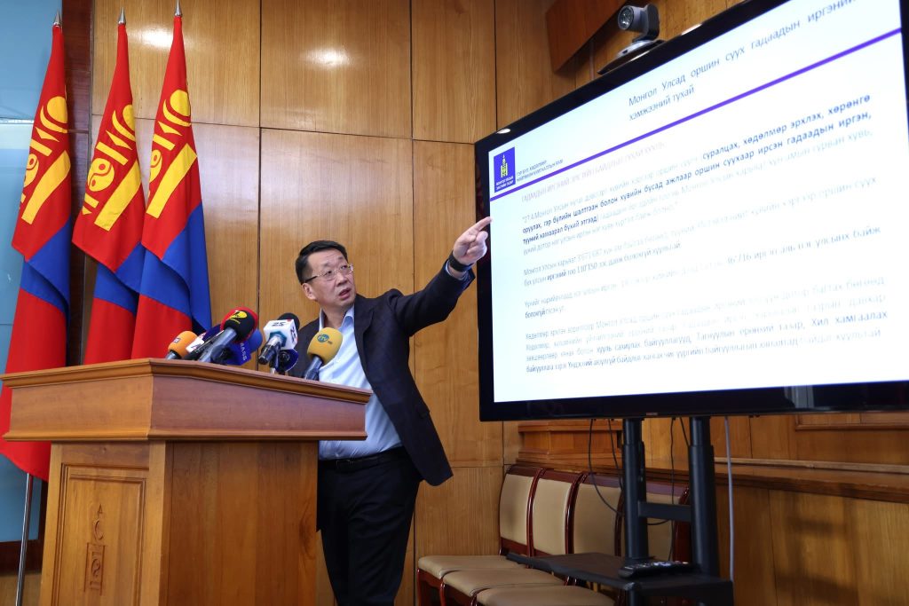 Л Энх Амгалан 288 мянган хятад иргэн оруулж ирэх тухай нэг ч заалт байхгүй Subeedei Mn