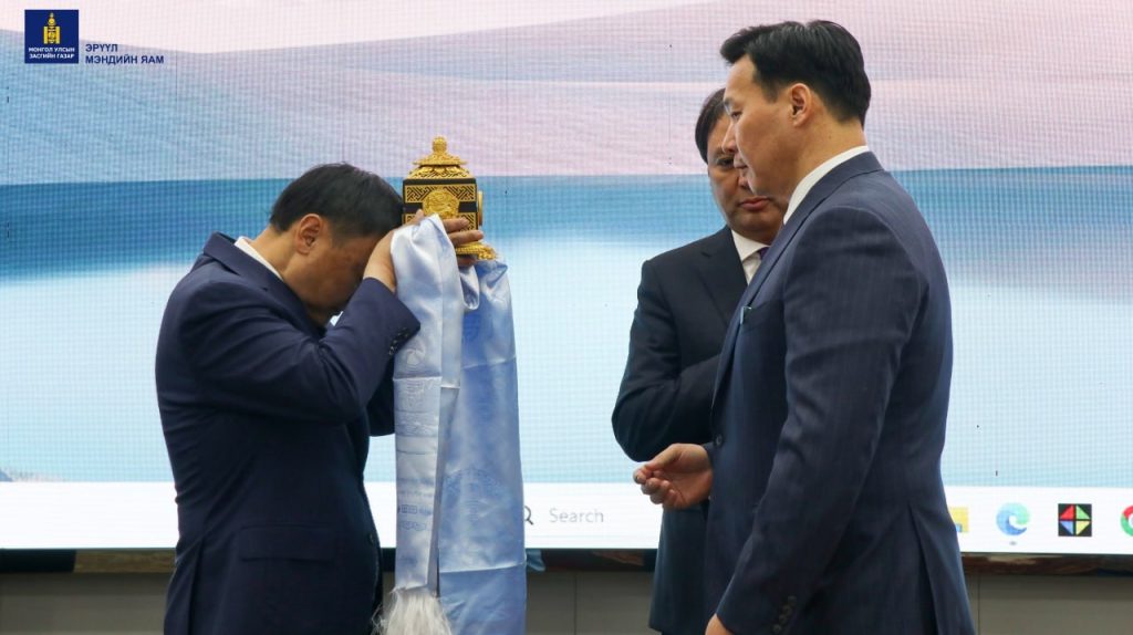 Эрүүл мэндийн сайд Ж.Чинбүрэн ажлаа хүлээн авлаа – Subeedei.mn