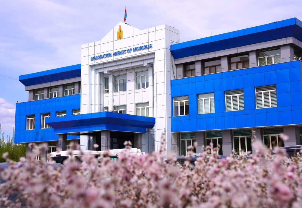 Монголд визгүйгээр эрүүл мэндийн үзлэг хийсэн солонгосчуудыг албадан ...