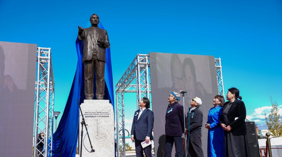 Ардын уран зохиолч Ш Сүрэнжавын хөшөөг Үндэсний цэцэрлэгт хүрээлэнд босголоо Subeedei Mn