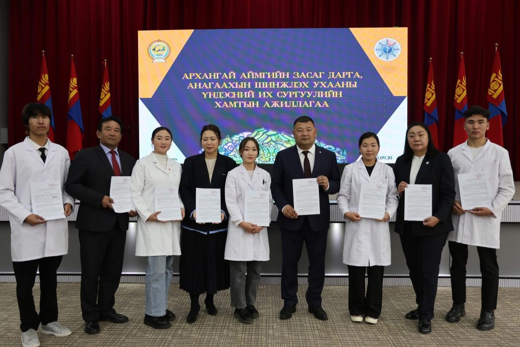Архангай аймгийн Засаг дарга 103 оюутанд нэрэмжит тэтгэлгээ олголоо ...